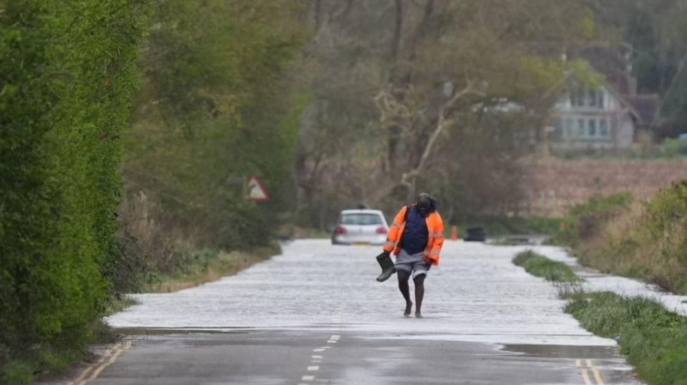 Littlehampton: Residents' distress at flood damage to properties - BBC News