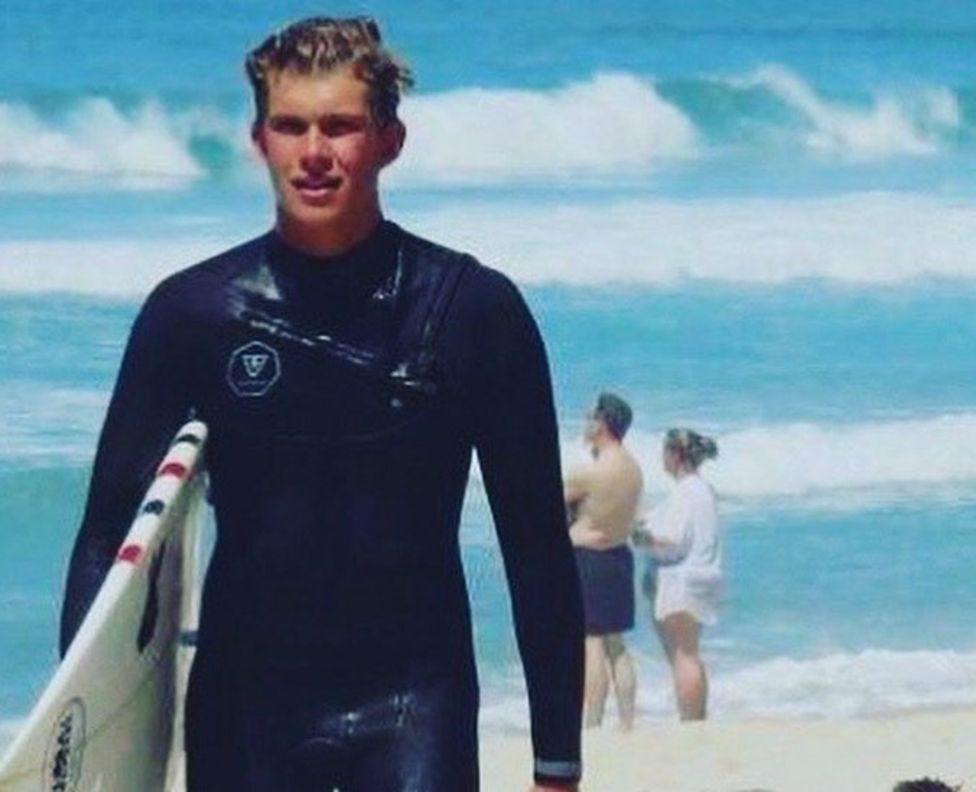 Surf coach Toby Pearce rescued by off-duty lifeguard - BBC News