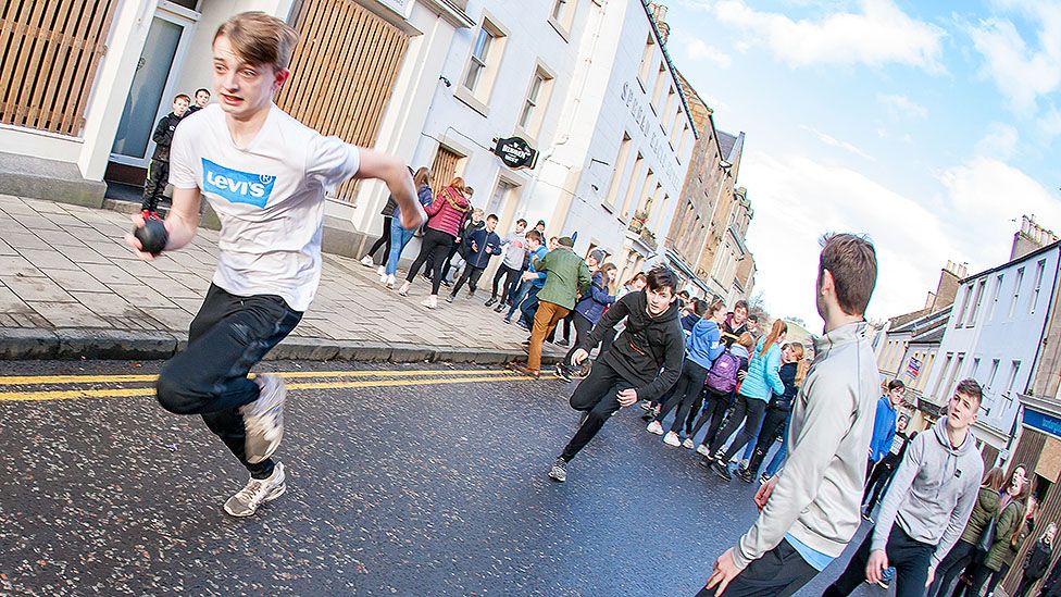 In pictures: Jedburgh's ba' game - BBC News