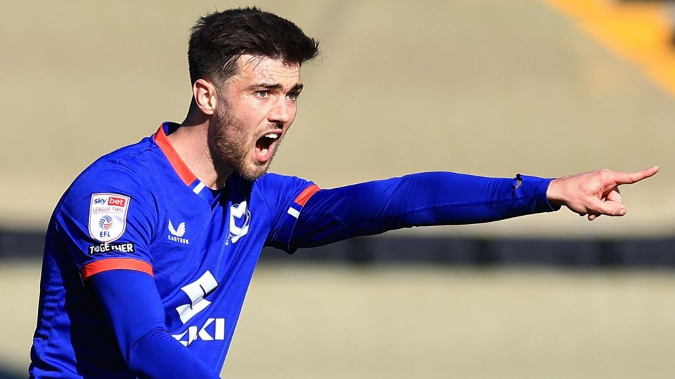 Wycombe Wanderers sign Dan Udoh and Daniel Harvie - BBC Sport