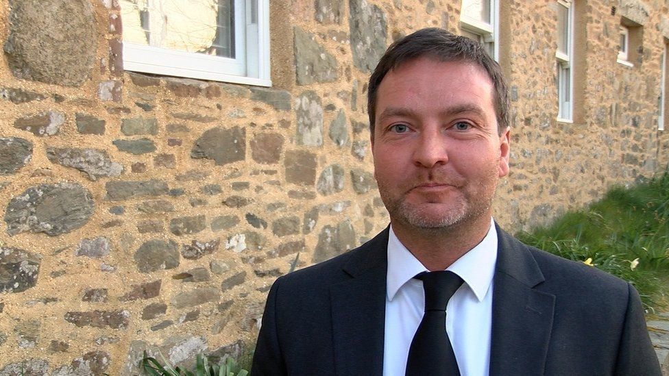 Sark's top politician cleared of breaching code of conduct - BBC News