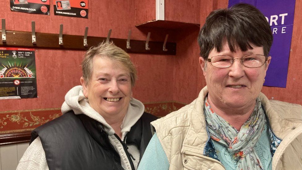 Môn: Diwedd y daith i deulu 2 Sisters wrth i'r ffatri gau - BBC Cymru Fyw