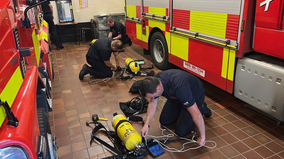 Gwrthod cynllun lleihau diffoddwyr tân dros nos yn y gogledd - BBC ...