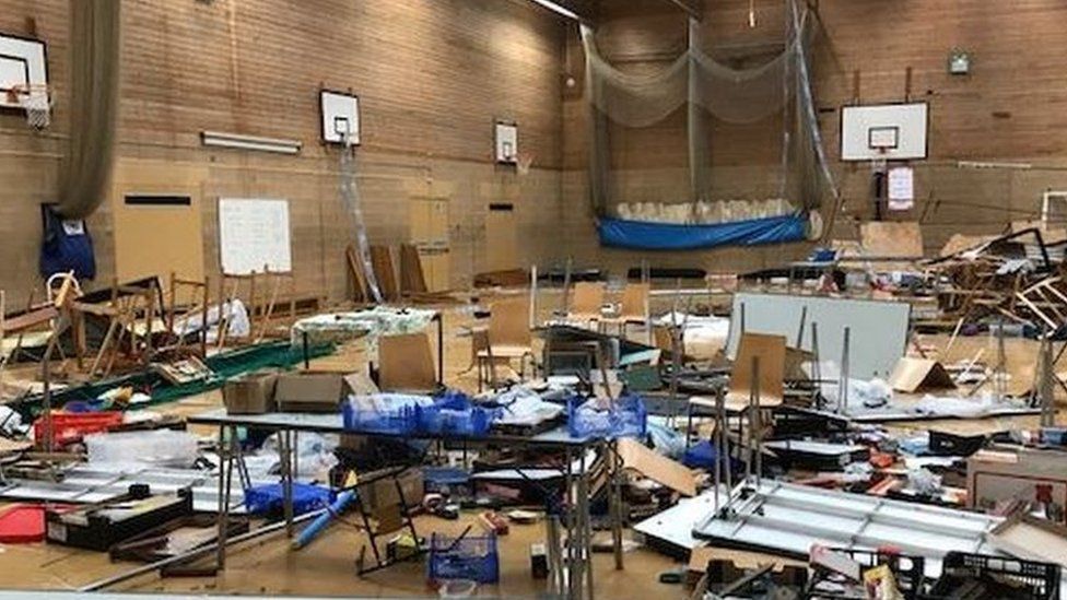 Market Deeping model railway rebuilt with Rod Stewart's help - BBC News