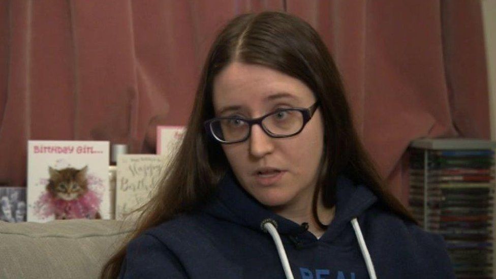 Cyfeirio 17% yn fwy at dimau argyfwng iechyd meddwl - BBC Cymru Fyw