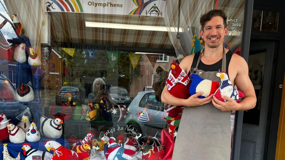 Olympic-themed knitted hens take over Long Melford shop front - BBC News