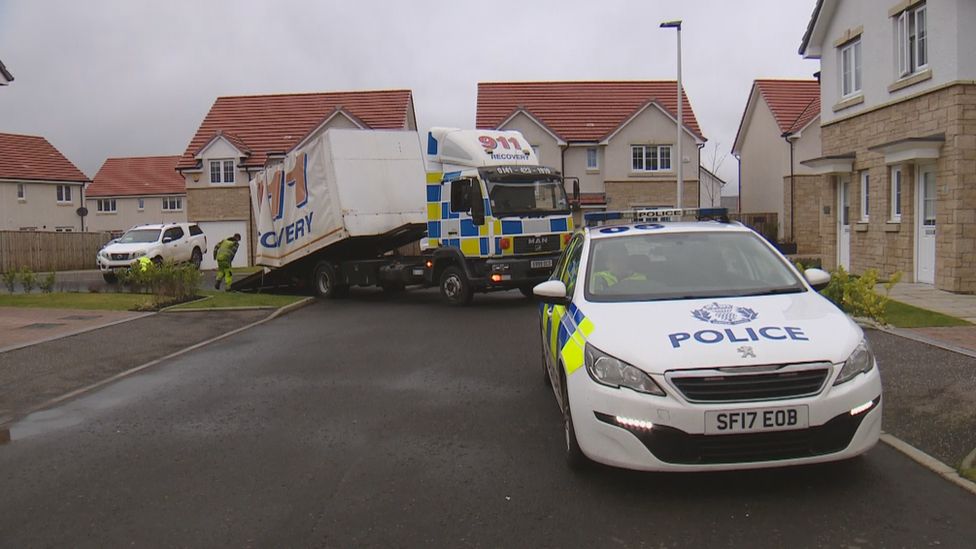 Passer-by's dog shot dead during targeted attack in Cumbernauld - BBC News