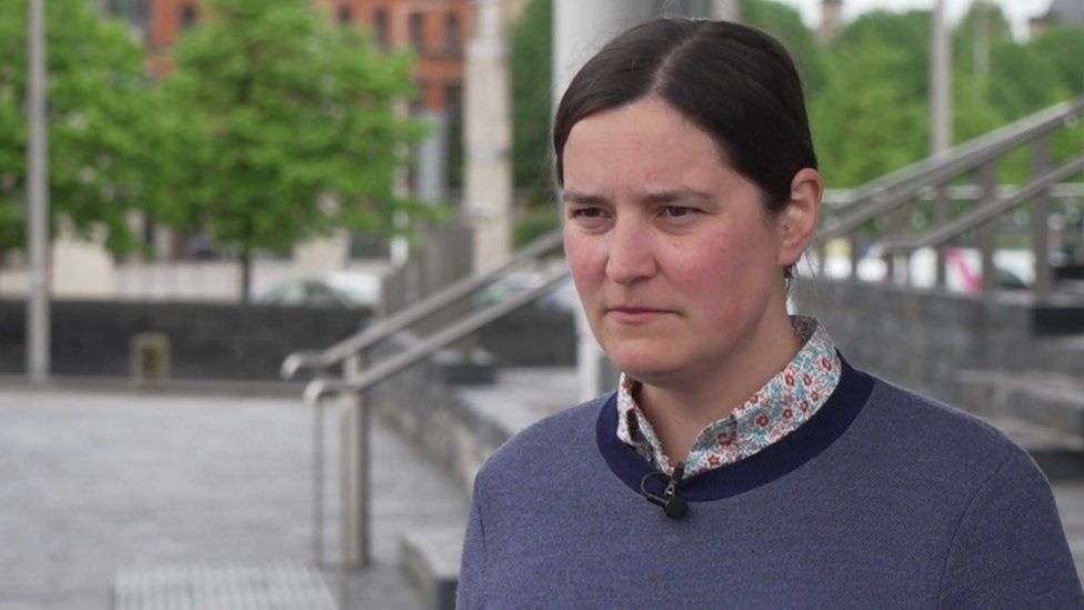 Pryder am yr angen i gael cardiau adnabod i bleidleisio - BBC Cymru Fyw