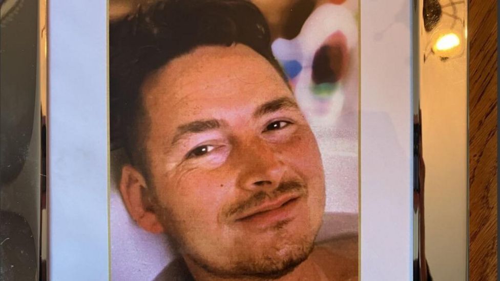 Redditch trio raise £33k climbing peaks in memory of friends - BBC News