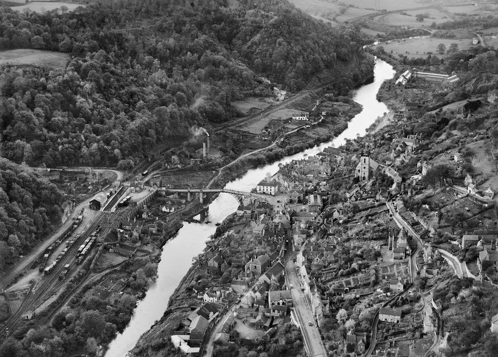 Historic England: 100 years of aerial images go online - BBC News