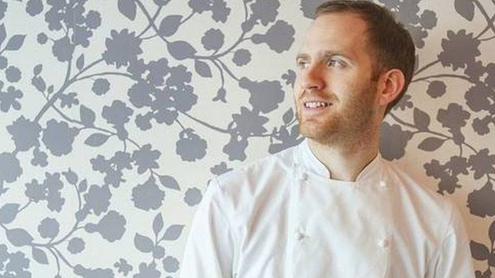 Bryn Williams: 'Dal eisiau bod yn chef, dim dyn busnes' - BBC Cymru Fyw