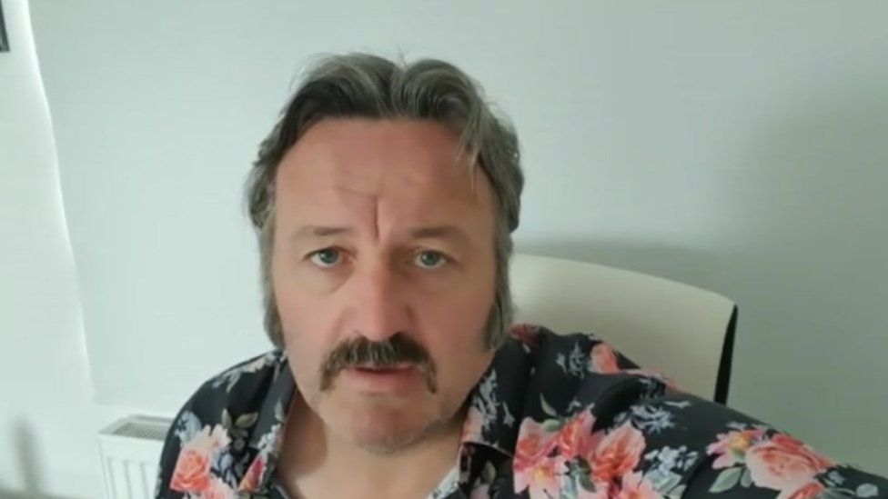 Mike Bubbins stops refereeing boys' rugby game over abuse - BBC News