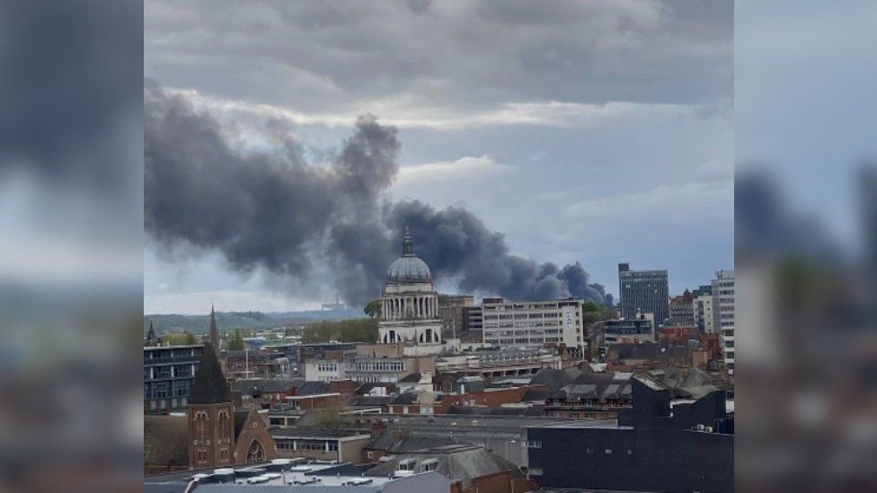 Fire crews tackle Nottingham scrap unit fire - BBC News