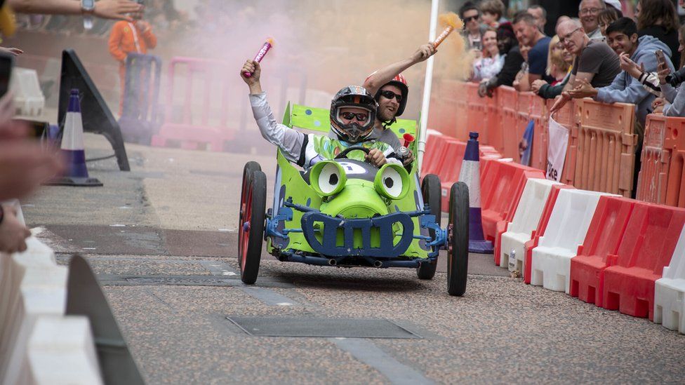 Thousands turn out for Wolverhampton's soapbox racing event - BBC News