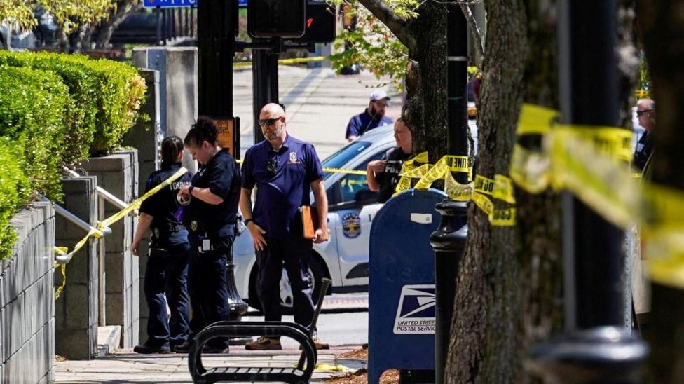 Kentucky bank shooting: Bodycam video shows police under fire - BBC News