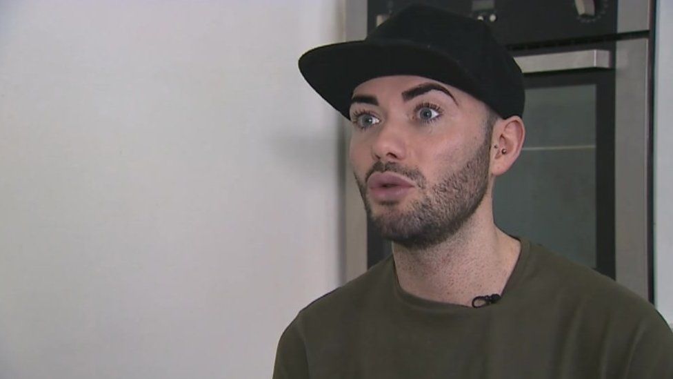 'Love Island generation' skin cancer fear - BBC News