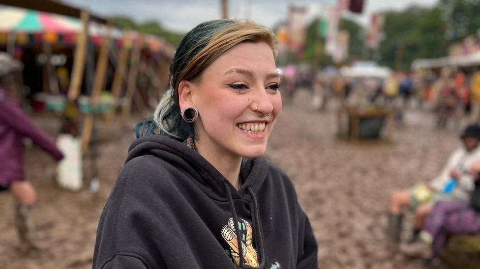 Thousands embrace Tough Mudder and the Eden Festival - BBC News