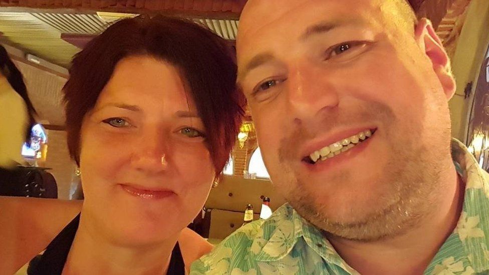 Dying Derby mum to tie the knot after donations - BBC News