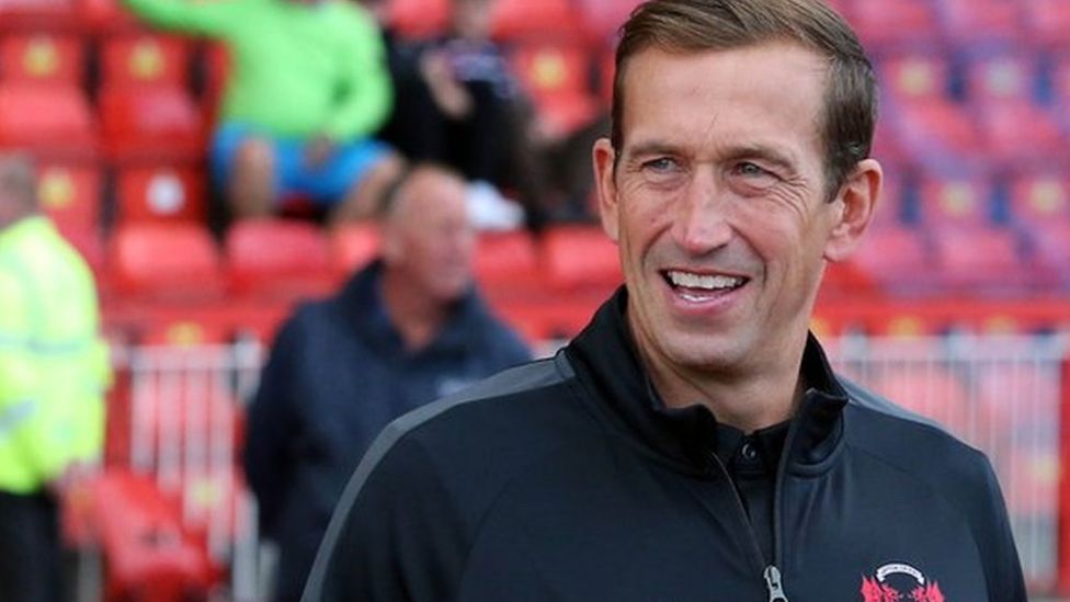 Justin Edinburgh: Footballers pay respects at memorial service - BBC News