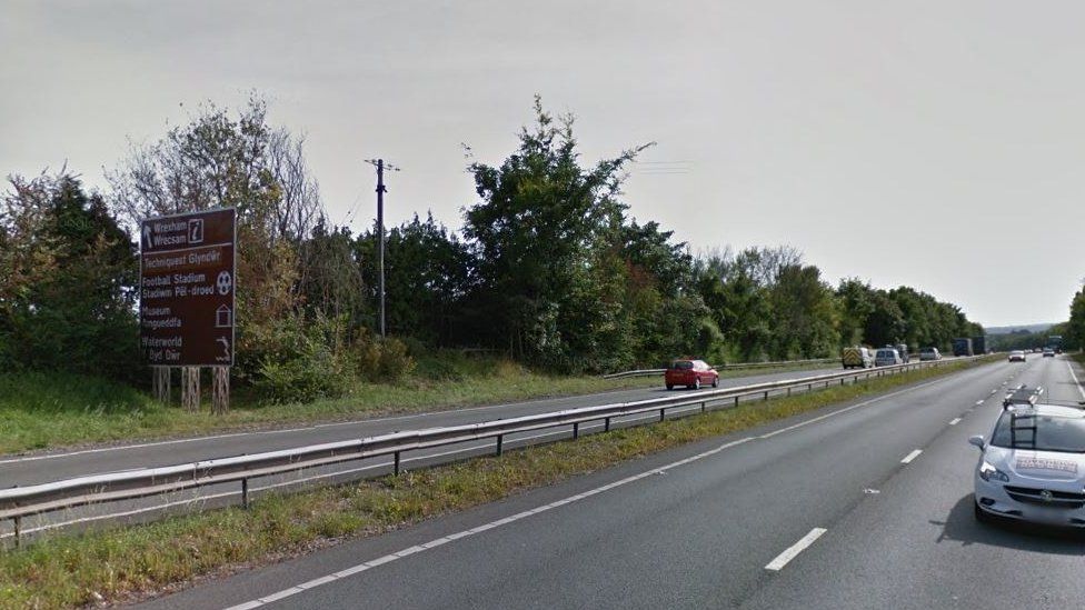 Roadworks cause delays on A483 Wrexham bypass - BBC News