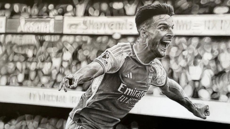 The football star artist who is 'living the dream' - BBC News