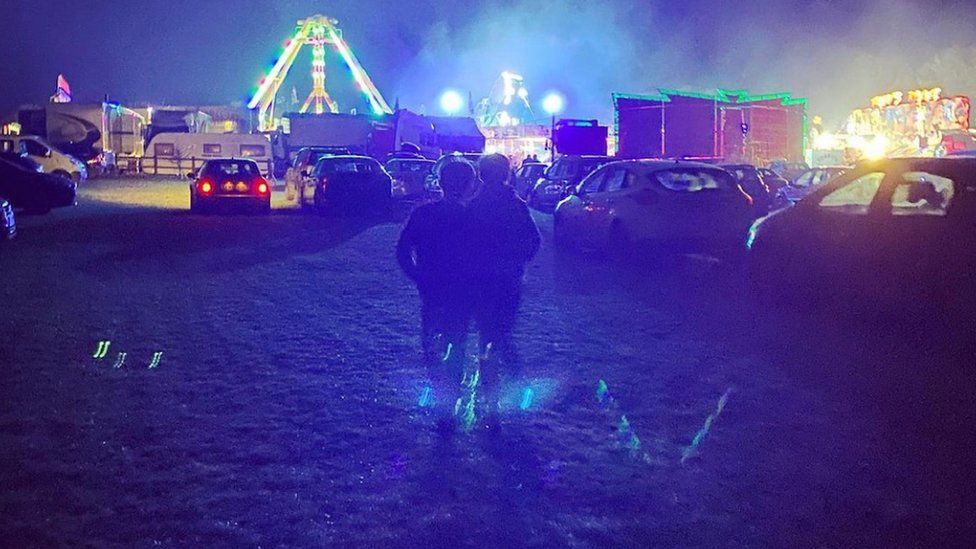 Sherborne's Pack Monday Fair returns after Covid-halt - BBC News