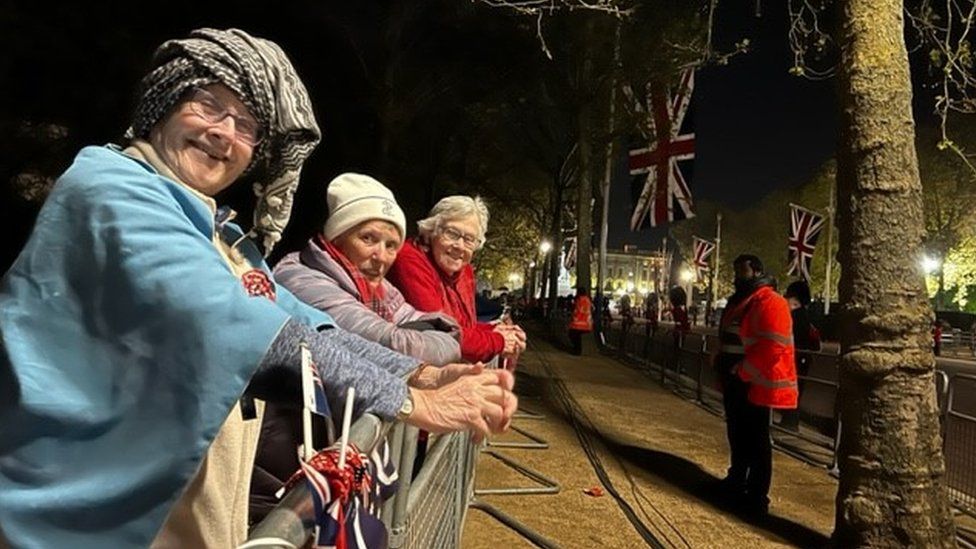 King's Coronation: Five friends camping out for days on the Mall - BBC News