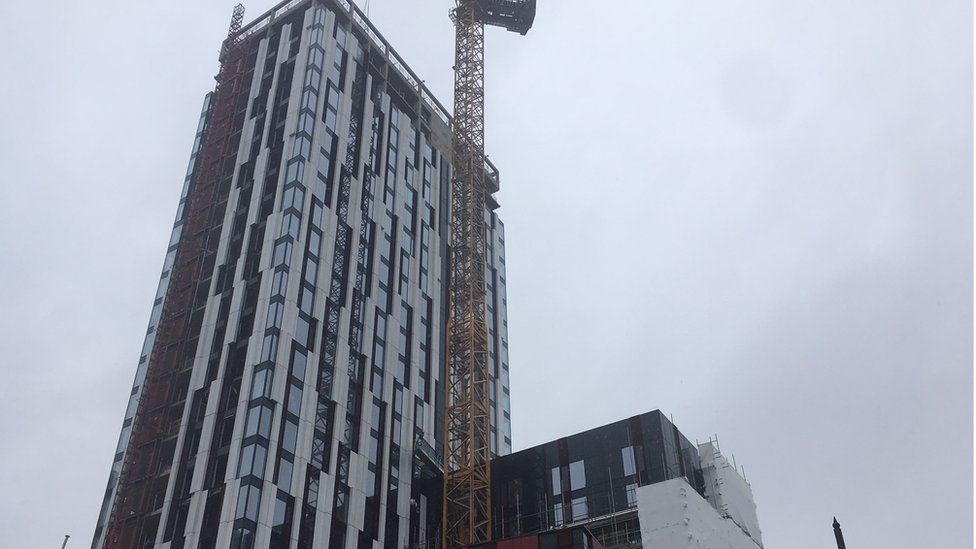 Tallest building for Cardiff gets 'topped out' - BBC News