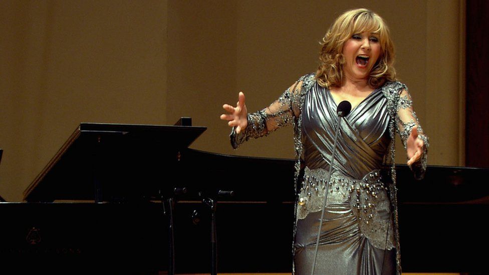 Lesley Garrett calls on King's College choir to admit girls - BBC News