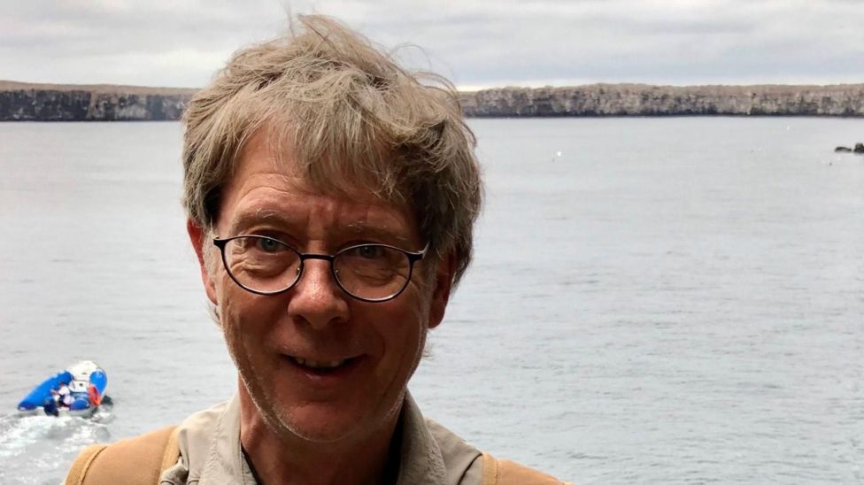 Gwraig dyn gafodd ei ladd gan ei fab yn galw am ymchwiliad - BBC Cymru Fyw