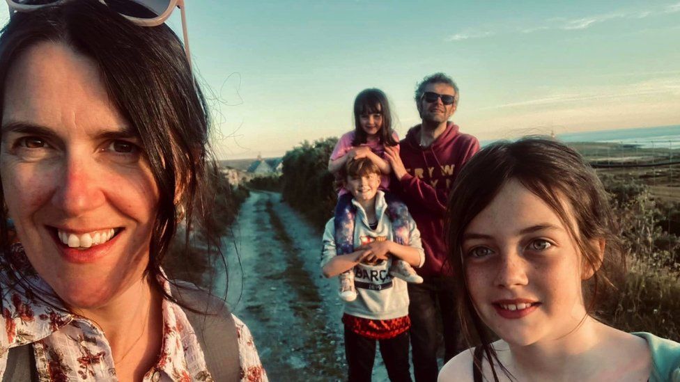 Pum munud gyda Bardd y Mis: Meleri Davies - BBC Cymru Fyw