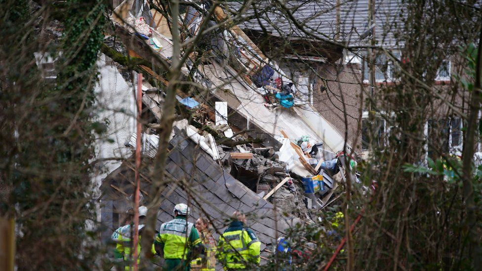 Swansea: Morriston explosion like a film set, say paramedics - BBC News