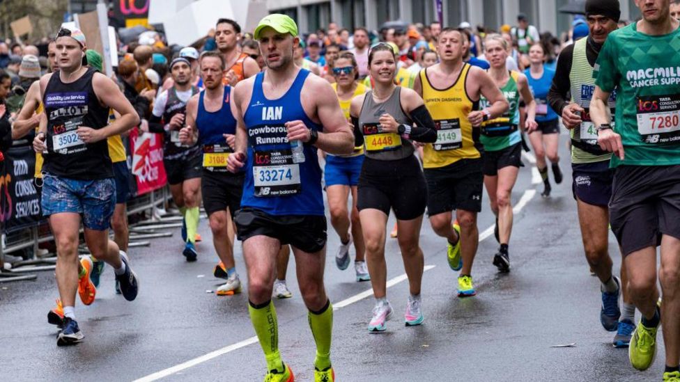 London Marathon runners were faster last year, data shows - BBC News