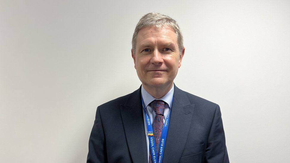 Covid: Teachers lonely amid end-of-term Omicron concern - BBC News