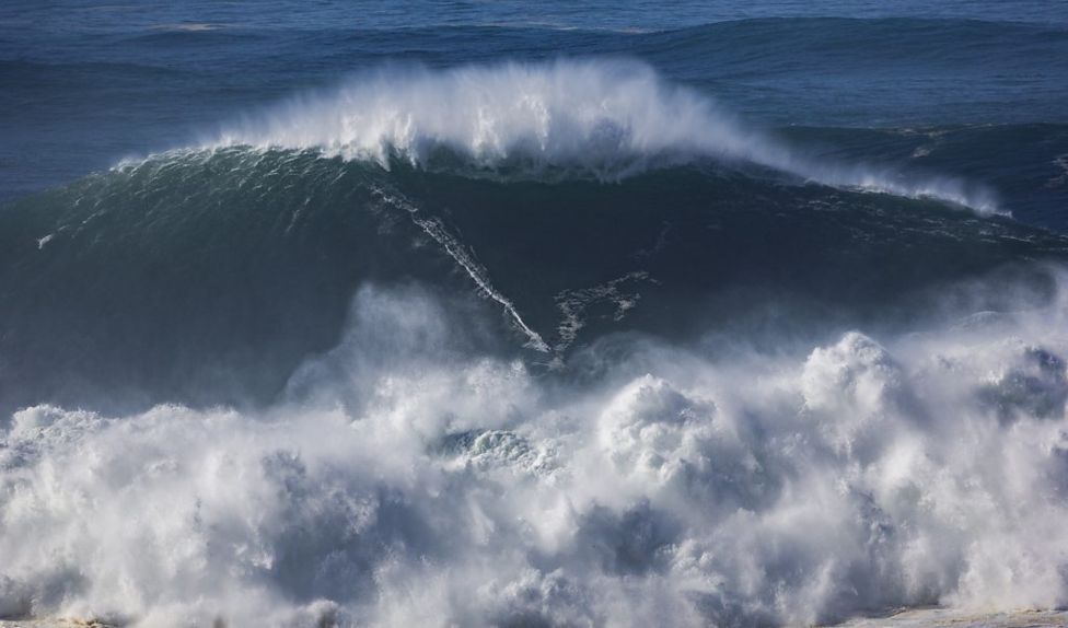 Thirteen-metre wave earns Laura Enever a women's surfing record - BBC News