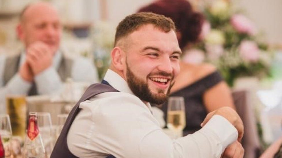 Torrwr coed 24 oed 'wedi ei wasgu i farwolaeth' - BBC Cymru Fyw