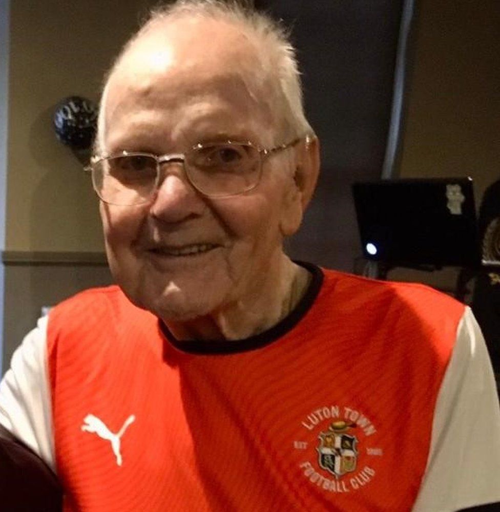 Luton Town 'constant fan' Fred Young dies at 102 - BBC News