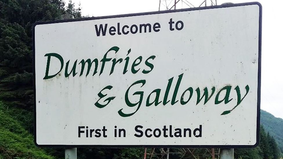 Dumfries and Galloway Council weighs up Gaelic on welcome signs - BBC News