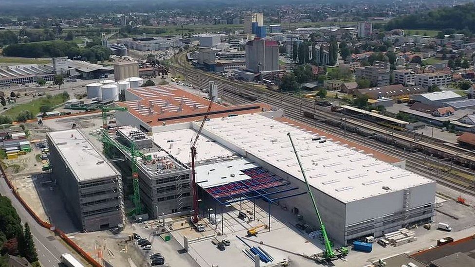Tyne and Wear Metro: Swiss firm Stadler to build new fleet - BBC News
