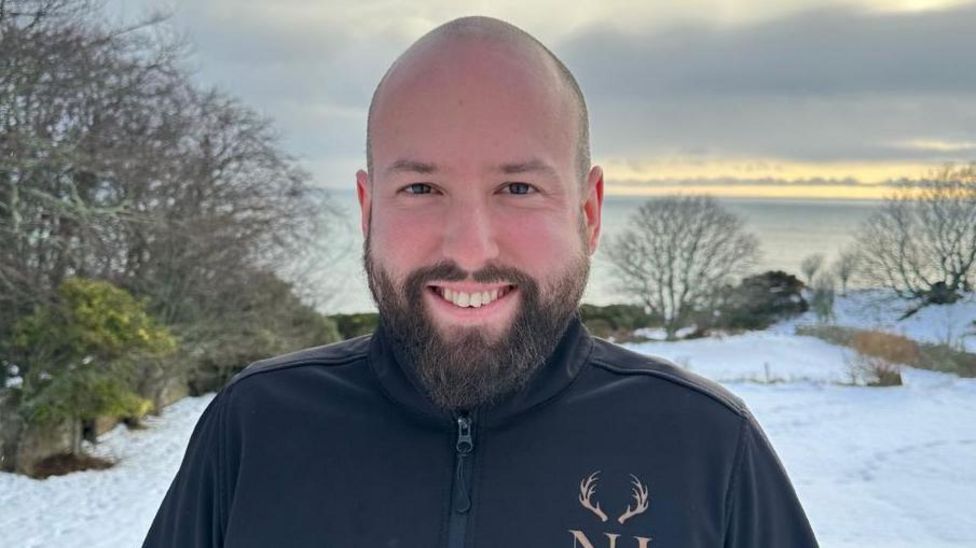 Snow-hit A9 in Caithness and Sutherland captured in images - BBC News