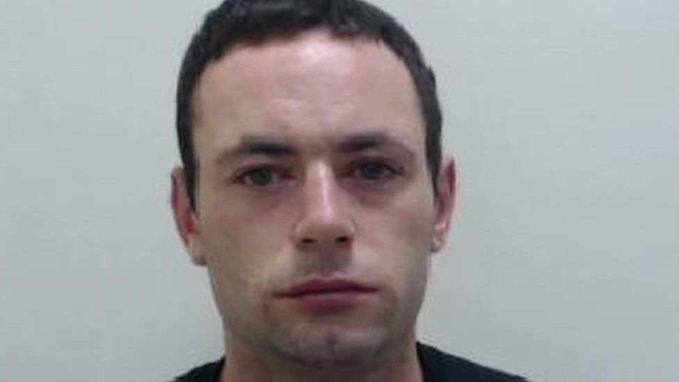 Girl, 17, missing with violent inmate Craig Moran - BBC News