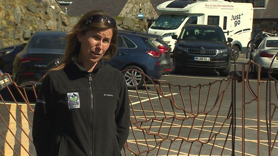 Snowdon: Can new technology stop parking chaos? - BBC News
