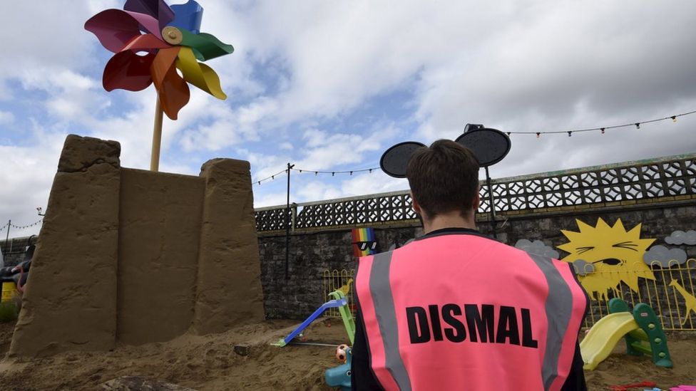 Banksy work in Calais 'Jungle' shows Steve Jobs as migrant - BBC News