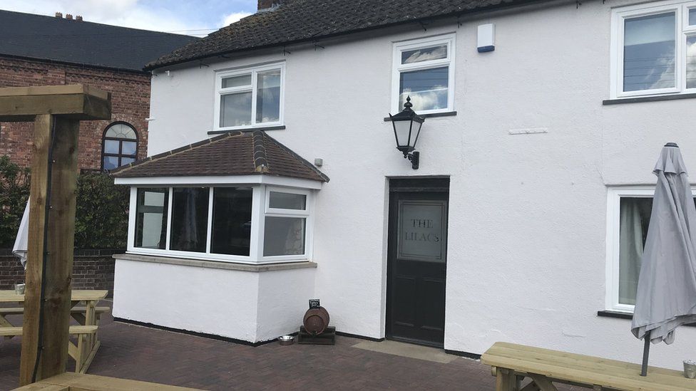 Isham residents raise £400,000 to save village's only pub - BBC News