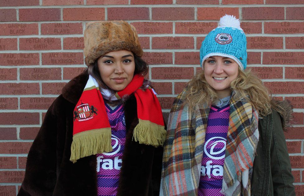 Photographing football's female fans - BBC News