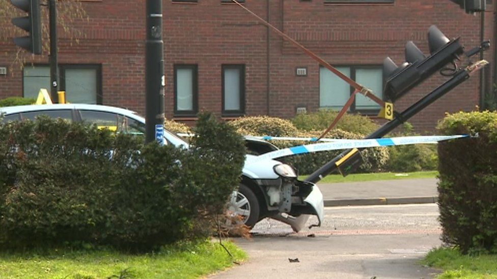 Bristol couple seriously injured in traffic light crash - BBC News
