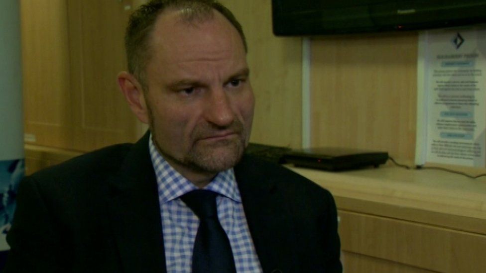 Maghaberry Prison: Governor Phil Wragg 'can address concerns' - BBC News