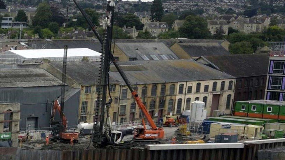 Bath's new bridge superstructure to be installed - BBC News