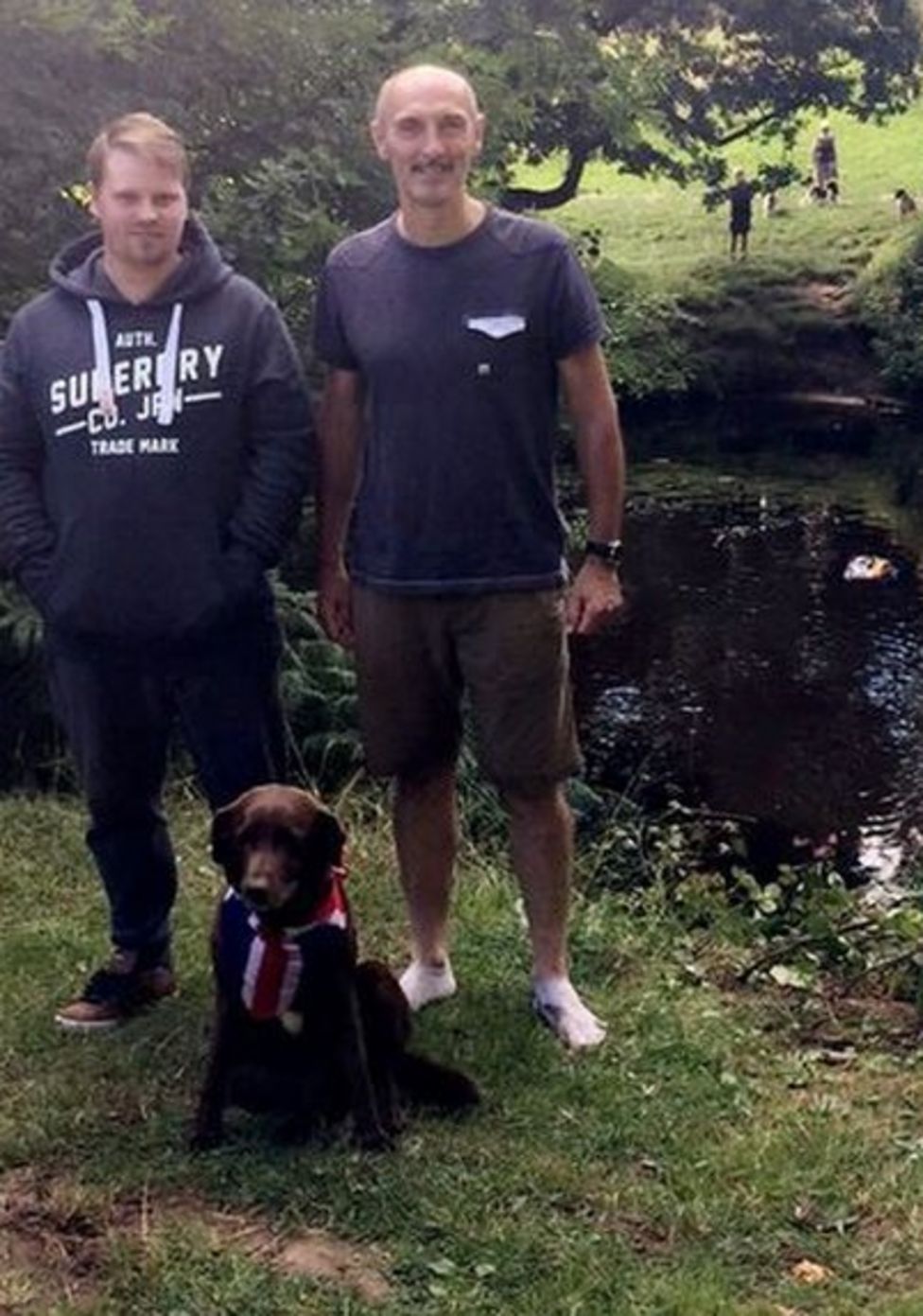 River trio 'save car plunge man's life' - BBC News