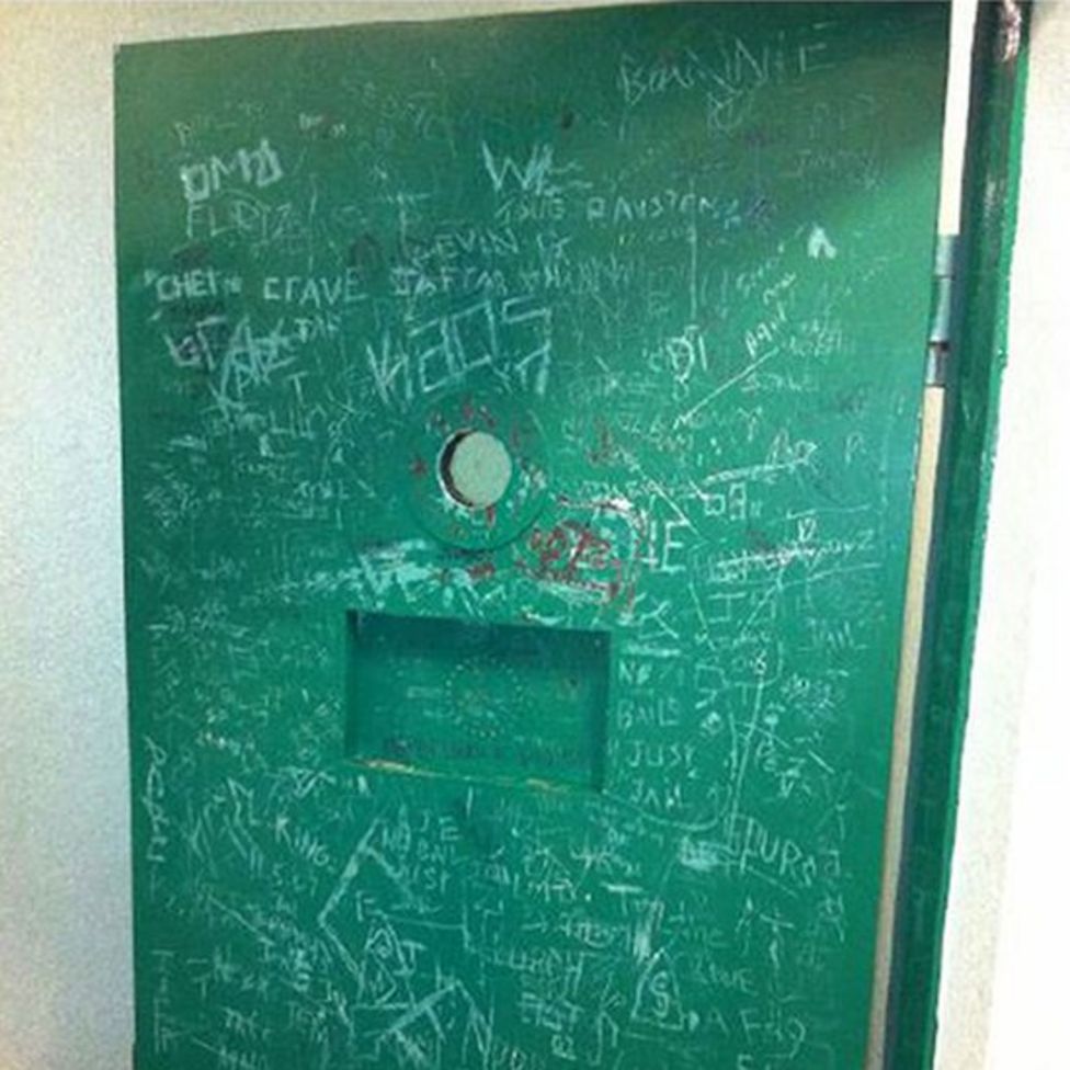 England and Wales court cells 'squalid and dangerous' - BBC News